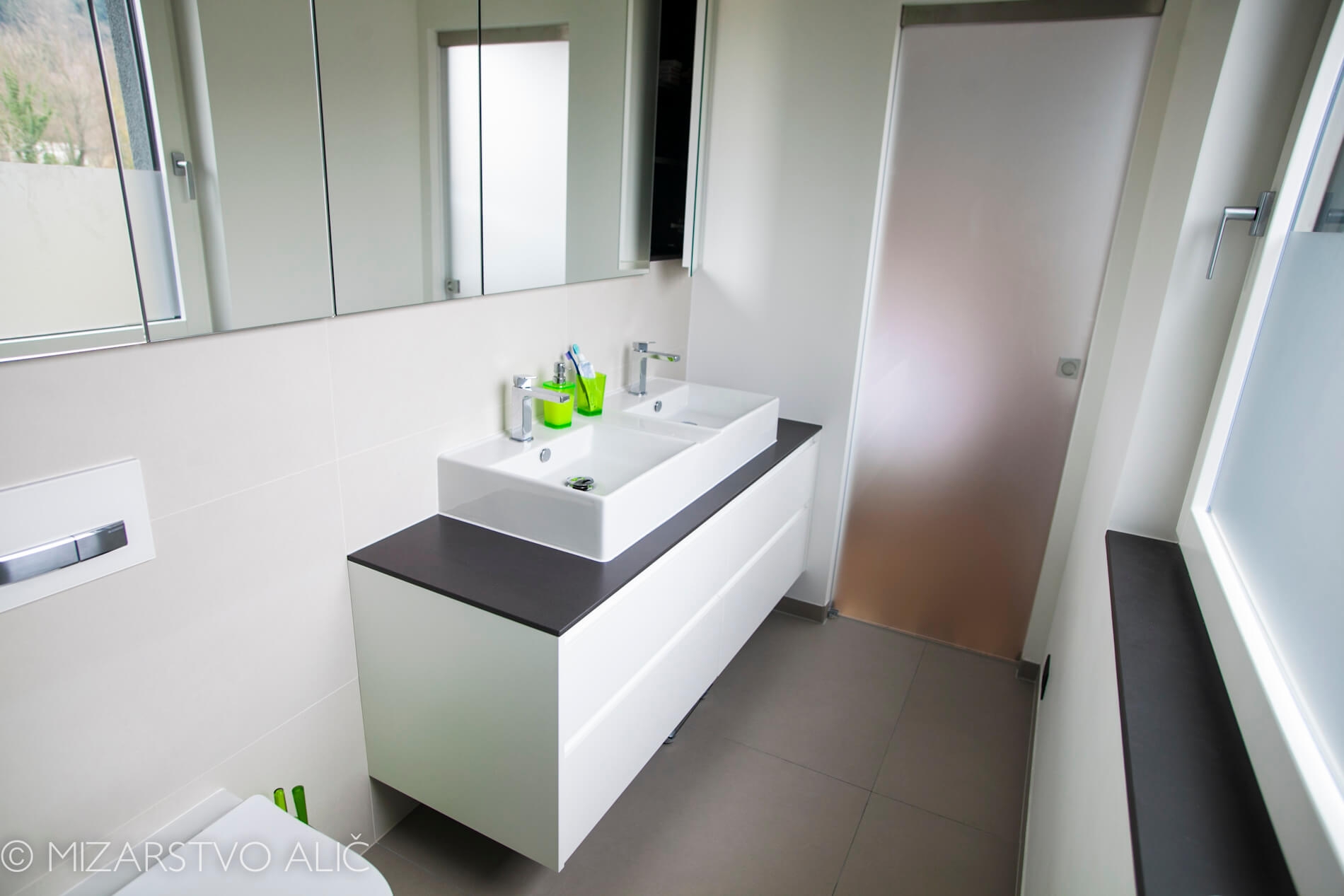 Kopalnica s steklenim pultom - Mizarstvo Alič